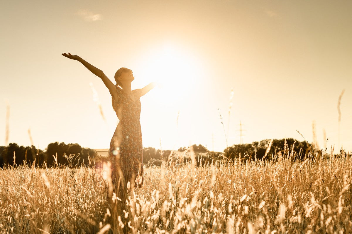 Red Light Therapy vs Sunlight: Key Differences and Benefits